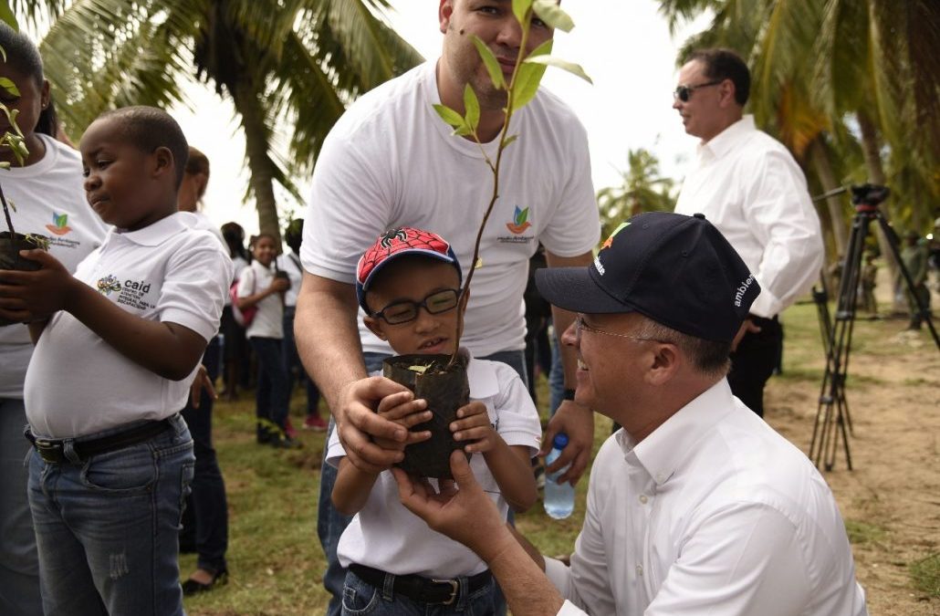 Ministerio de Medio Ambiente siembra manglares con niños con ...